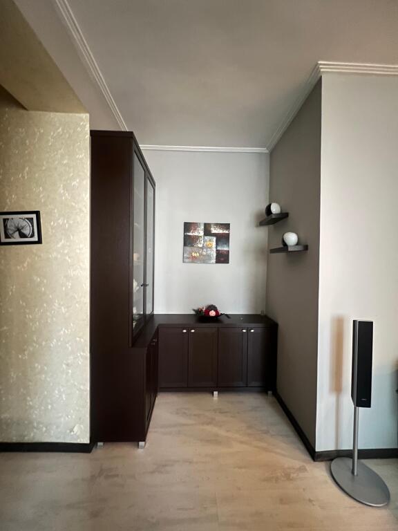 Jepet me qera 2+1+2 te ish Ekspozita - Tirane, Ish Ekspozita - Dua Shpi